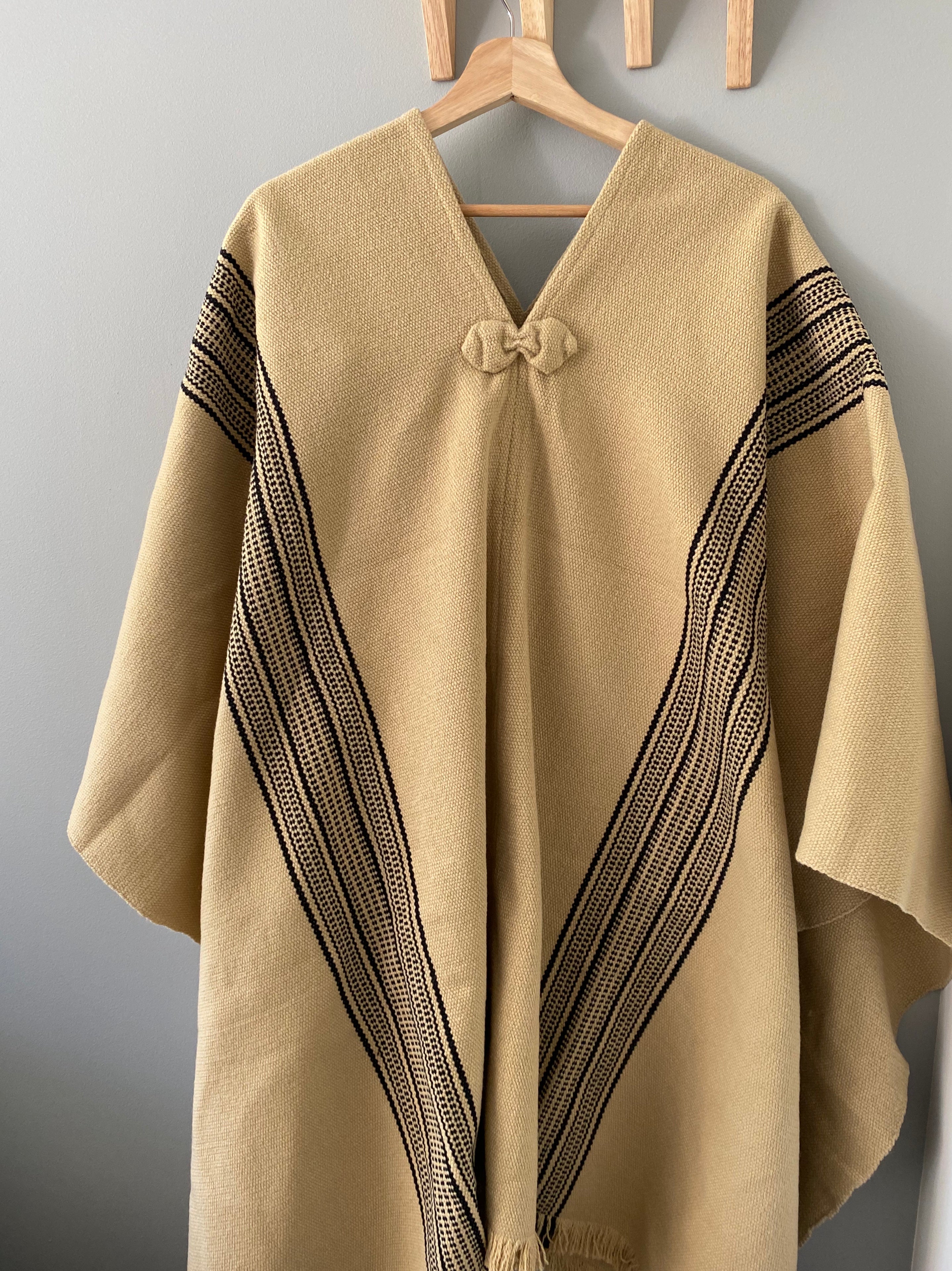 Manta Beige, dos franjas, de alpaca y oveja, hecha a mano por artesanas ...