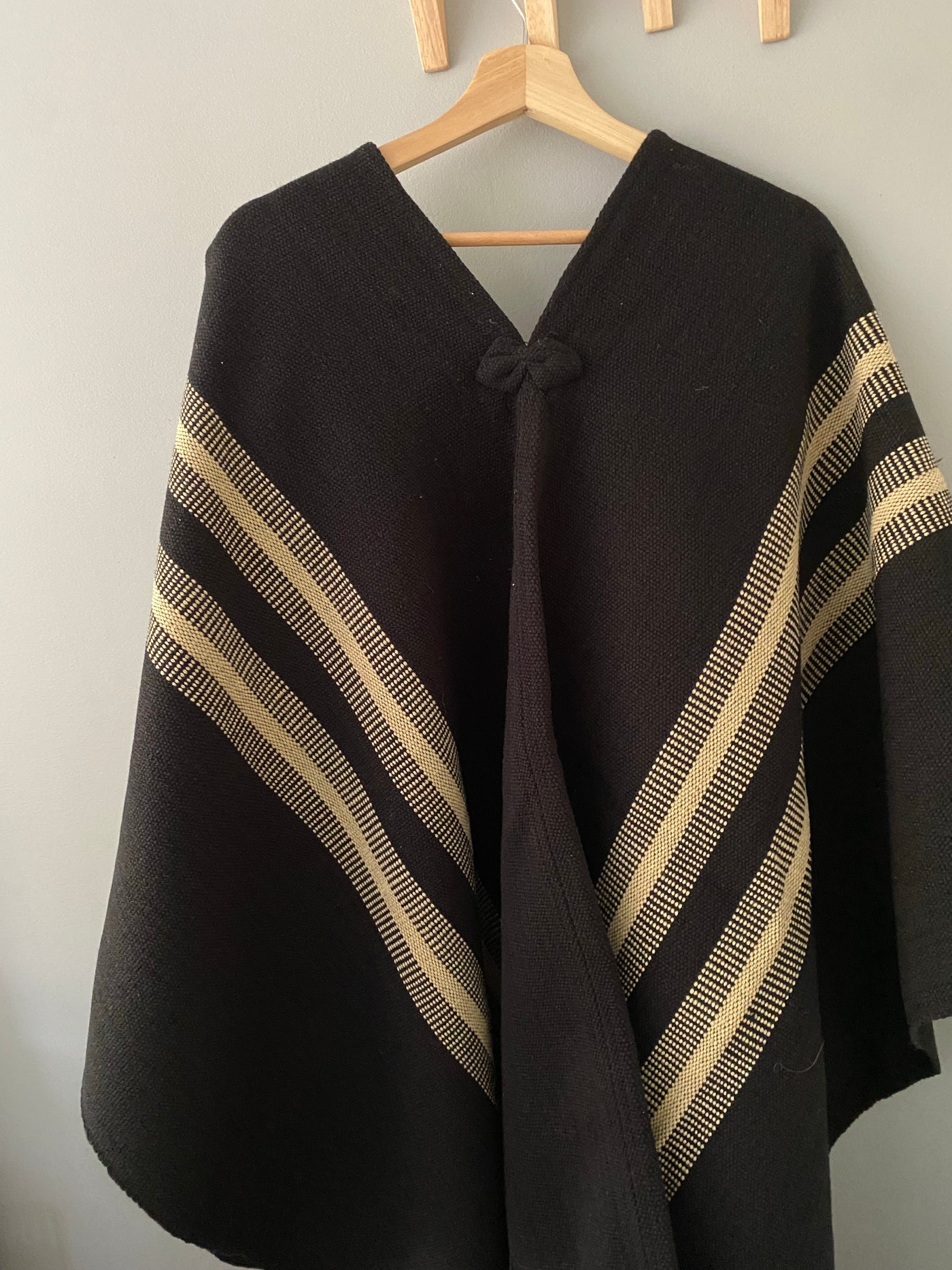 Manta Negra, dos franjas, de alpaca y oveja, hecha a mano por artesanas ...